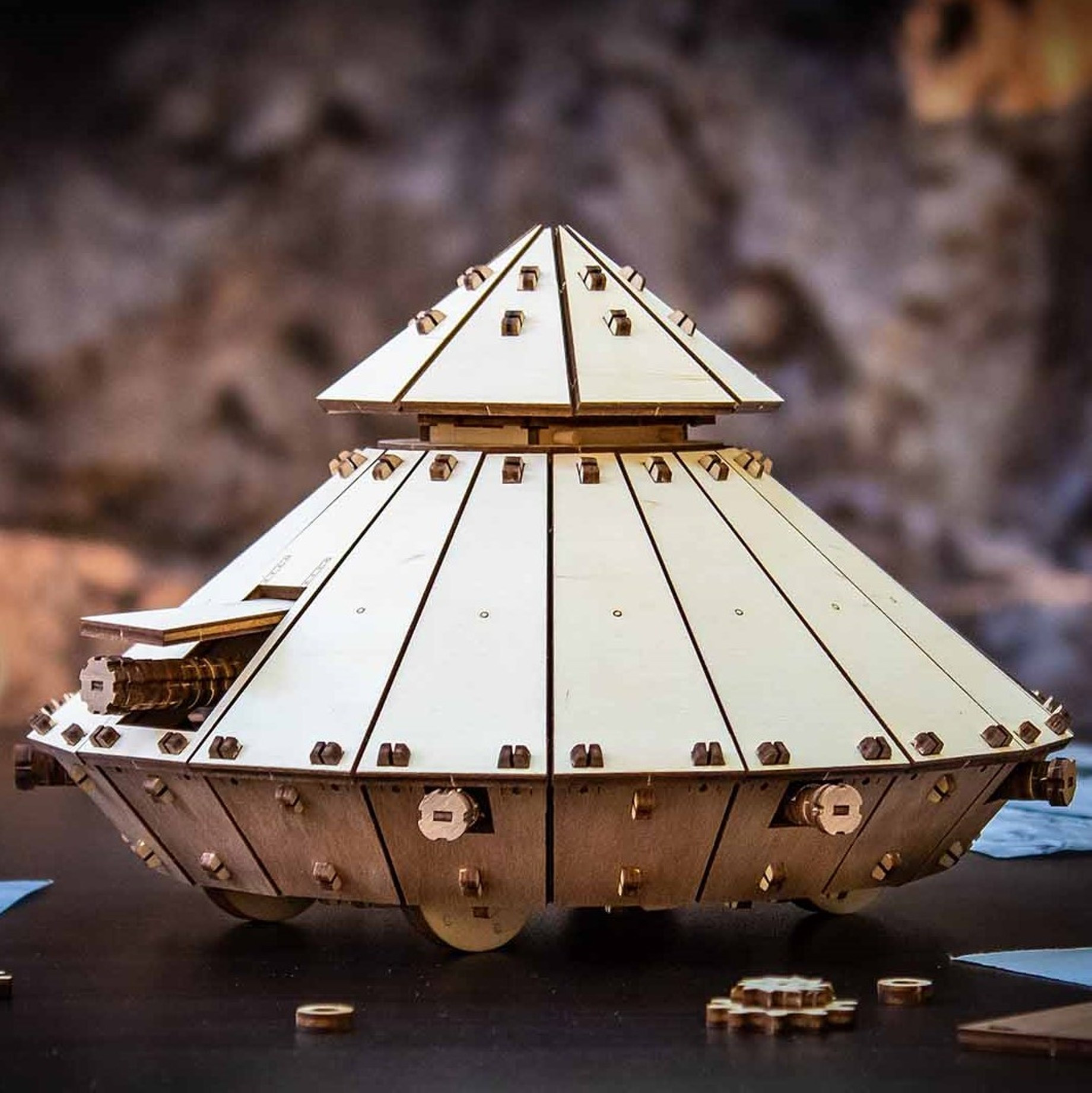 Drevený skladací 3D model – Da Vinci Tank | Manboxeo.sk